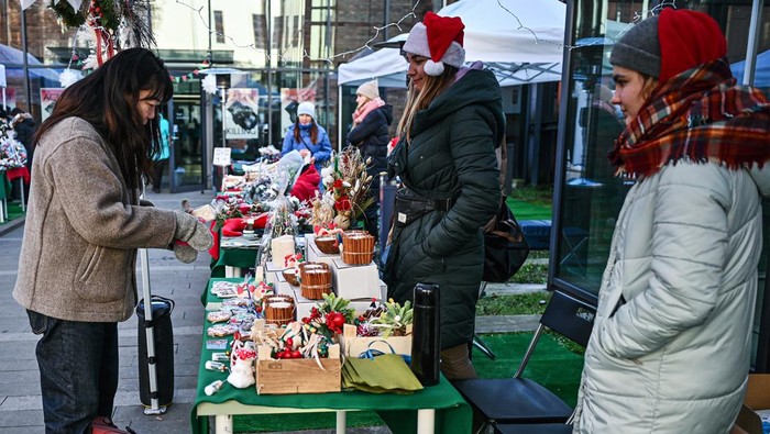 Menyambung Hidup, Pengungsi Ukraina Jualan Pernak-pernik Natal Menyambung Hidup, Pengungsi Ukraina Jualan Pernak-pernik Natal