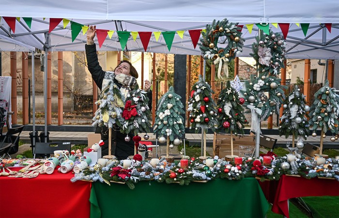 Menyambung Hidup, Pengungsi Ukraina Jualan Pernak-pernik Natal Menyambung Hidup, Pengungsi Ukraina Jualan Pernak-pernik Natal