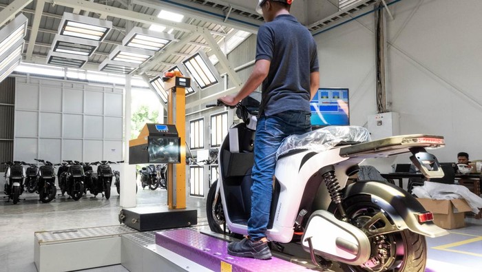 Pabrik Motor Charged Indonesia Tanpa Listrik PLN: 4 Menit Keluar 1 Motor