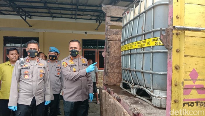 Polisi Gerebek Tempat Penimbunan Bbm Di Indramayu 3 Orang Ditangkap