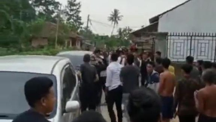 Aksi Massa di Lampung Serang-Bacok Polisi yang Tangkap Bandar Narkoba Aksi Massa di Lampung Serang-Bacok Polisi yang Tangkap Bandar Narkoba