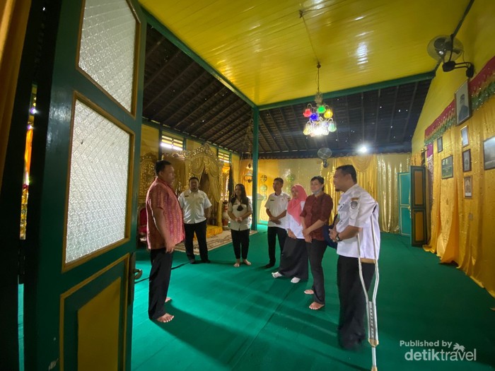 Keraton Ismahayana, Ada Pakaian Raja dengan Benang Emas