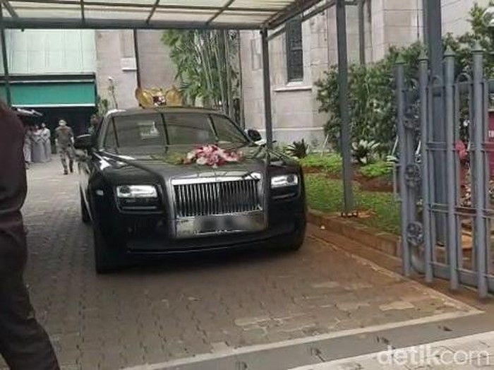 Senyum Bahagia Pengantin Baru Chelsea Islan dan Rob Clinton Kardinal Senyum Bahagia Pengantin Baru Chelsea Islan dan Rob Clinton Kardinal