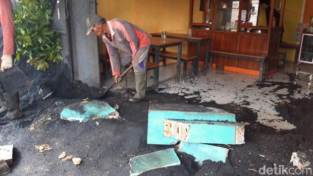 Truk Tabrak Dump Truck di Boyolali, Muatan Aspal Tumpah Truk Tabrak Dump Truck di Boyolali, Muatan Aspal Tumpah