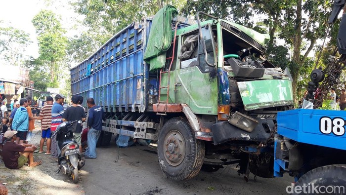Truk Tabrak Dump Truck di Boyolali, Muatan Aspal Tumpah Truk Tabrak Dump Truck di Boyolali, Muatan Aspal Tumpah