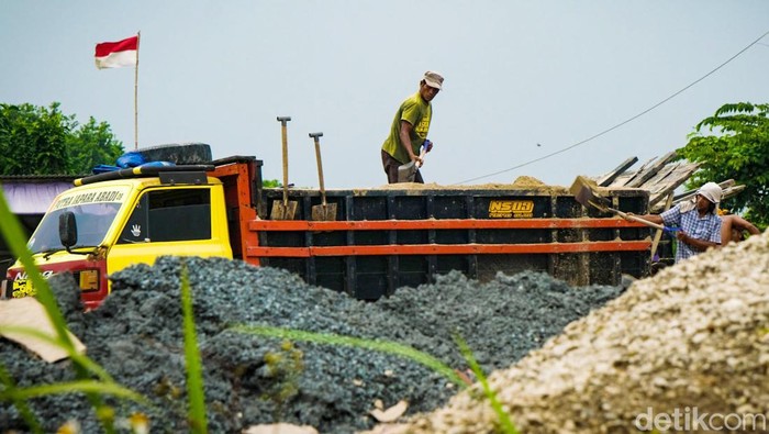 Ganasnya Hidup di Jalur Truk Tambang Parung Panjang