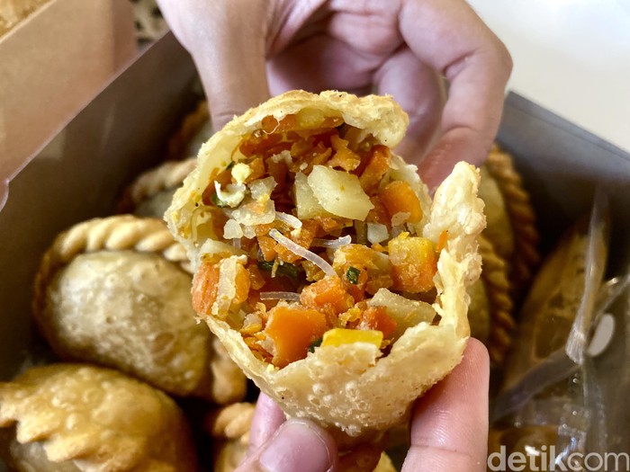 Nikmatnya Pastel 'Premium' yang Isinya Padat Dicocol Saus Kacang