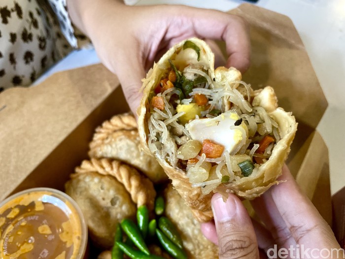Nikmatnya Pastel 'Premium' yang Isinya Padat Dicocol Saus Kacang