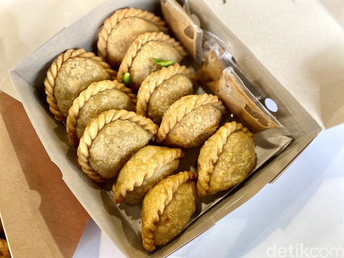 Nikmatnya Pastel 'Premium' yang Isinya Padat Dicocol Saus Kacang