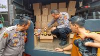 Polisi Gerebek Gudang Miras Siap Edar di Rancaekek Bandung