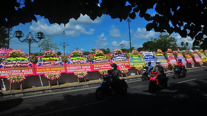 Karangan Bunga untuk Kaesang-Erina Banjiri Pura Mangkunegaran Karangan Bunga untuk Kaesang-Erina Banjiri Pura Mangkunegaran