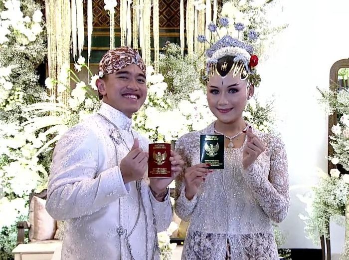 Pose Jari 'Saranghaeyo' Kaesang dan Erina Gudono saat Pamer Buku Nikah Pose Jari 'Saranghaeyo' Kaesang dan Erina Gudono saat Pamer Buku Nikah