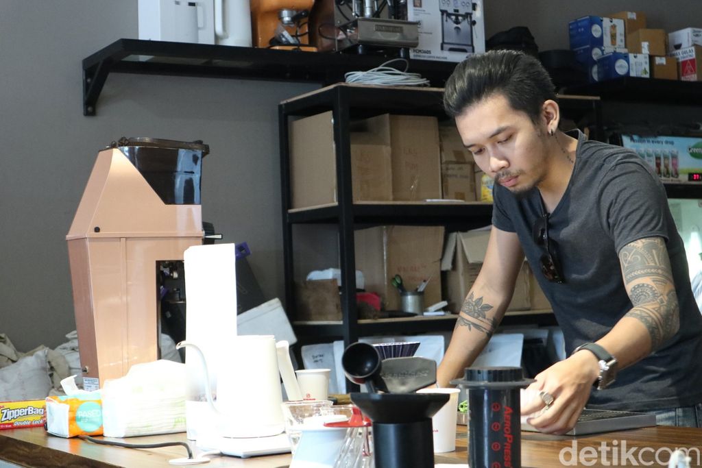 Saat Puluhan Barista Unjuk Kebolehan di Kompetisi 'Roll and Pour' Bandung Saat Puluhan Barista Unjuk Kebolehan di Kompetisi 'Roll and Pour' Bandung
