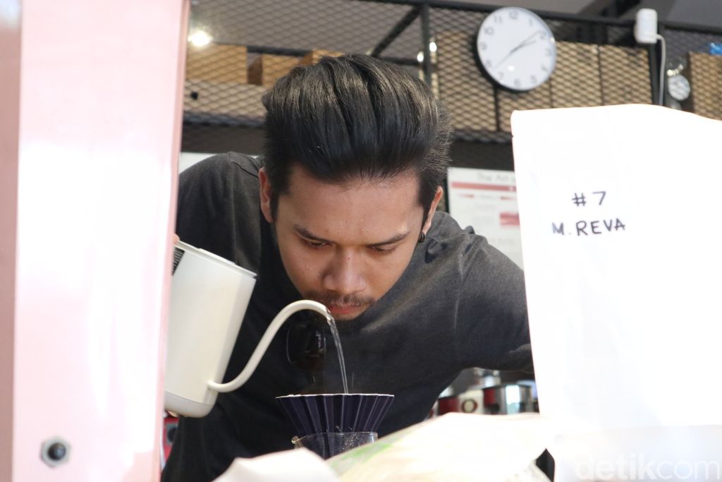 Saat Puluhan Barista Unjuk Kebolehan di Kompetisi 'Roll and Pour' Bandung Saat Puluhan Barista Unjuk Kebolehan di Kompetisi 'Roll and Pour' Bandung