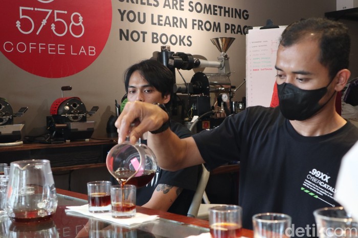 Saat Puluhan Barista Unjuk Kebolehan di Kompetisi 'Roll and Pour' Bandung Saat Puluhan Barista Unjuk Kebolehan di Kompetisi 'Roll and Pour' Bandung