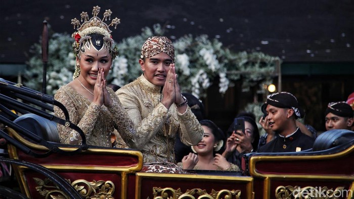 Sah Jadi Suami-Istri, Kaesang dan Erina Naik Kereta Kuda Bareng Sah Jadi Suami-Istri, Kaesang dan Erina Naik Kereta Kuda Bareng