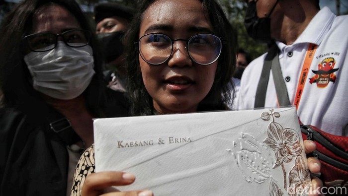 Antusias Ribuan Warga Solo Hadiri Ramah Tamah Pernikahan Kaesang-Erina Antusias Ribuan Warga Solo Hadiri Ramah Tamah Pernikahan Kaesang-Erina
