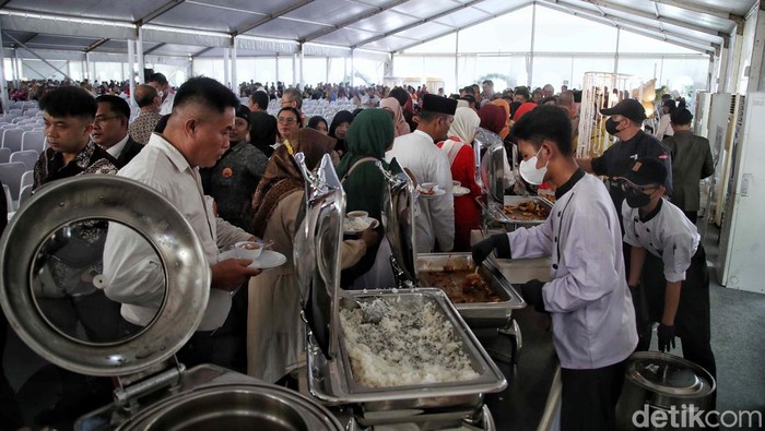 Antusias Ribuan Warga Solo Hadiri Ramah Tamah Pernikahan Kaesang-Erina Antusias Ribuan Warga Solo Hadiri Ramah Tamah Pernikahan Kaesang-Erina