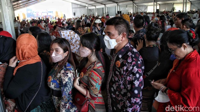 Antusias Ribuan Warga Solo Hadiri Ramah Tamah Pernikahan Kaesang-Erina Antusias Ribuan Warga Solo Hadiri Ramah Tamah Pernikahan Kaesang-Erina