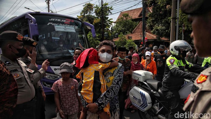 Antusias Ribuan Warga Solo Hadiri Ramah Tamah Pernikahan Kaesang-Erina Antusias Ribuan Warga Solo Hadiri Ramah Tamah Pernikahan Kaesang-Erina