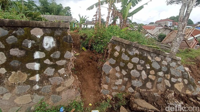 Potret Tanah Retak di Jalur Sesar Cugenang Cianjur