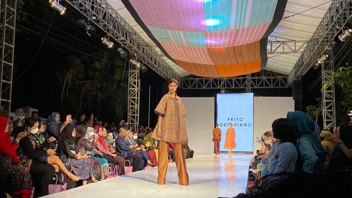 Pemkot Promosikan Tenun Ikat Kediri Lewat Event Dhoho Street Fashion Pemkot Promosikan Tenun Ikat Kediri Lewat Event Dhoho Street Fashion
