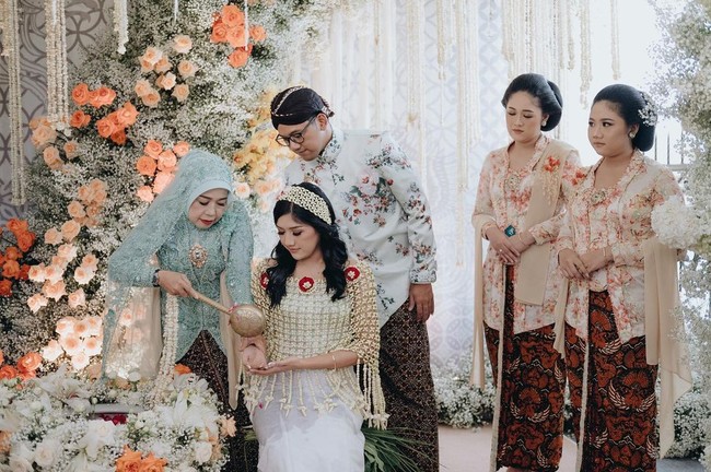10 Gaya Erina Gudono dari Lamaran Sampai Pernikahan yang Kental Adat Jawa