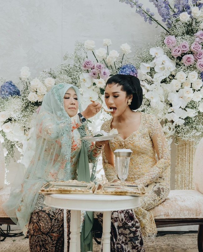 10 Gaya Erina Gudono dari Lamaran Sampai Pernikahan yang Kental Adat Jawa