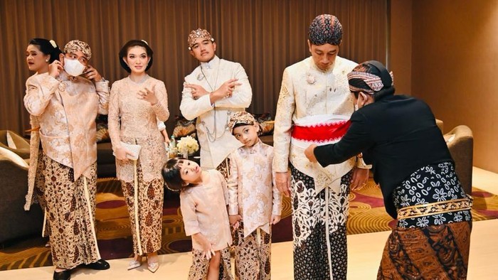 9 Potret Anggun Selvi Ananda Curi Perhatian Saat Nikah Kaesang-Erina