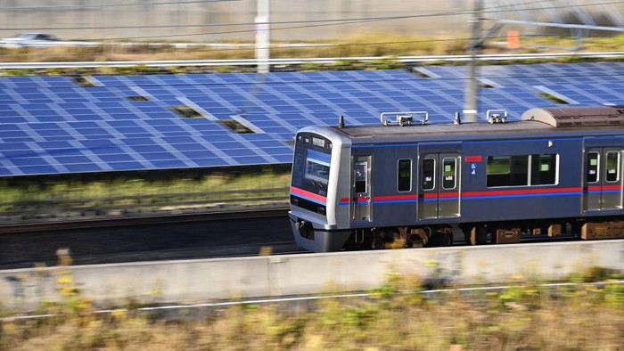 Top! Jepang Mulai Operasikan Kereta Tenaga Matahari