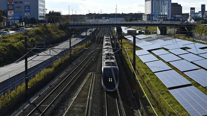 Top! Jepang Mulai Operasikan Kereta Tenaga Matahari