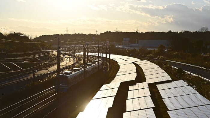 Top! Jepang Mulai Operasikan Kereta Tenaga Matahari