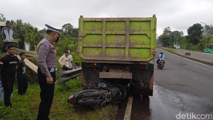 Bikers Asal Bandung Tewas Usai Seruduk Truk di Sukabumi Bikers Asal Bandung Tewas Usai Seruduk Truk di Sukabumi