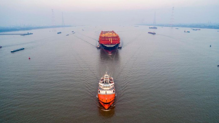 Penampakan Kapal Kontainer Terbesar di Dunia
