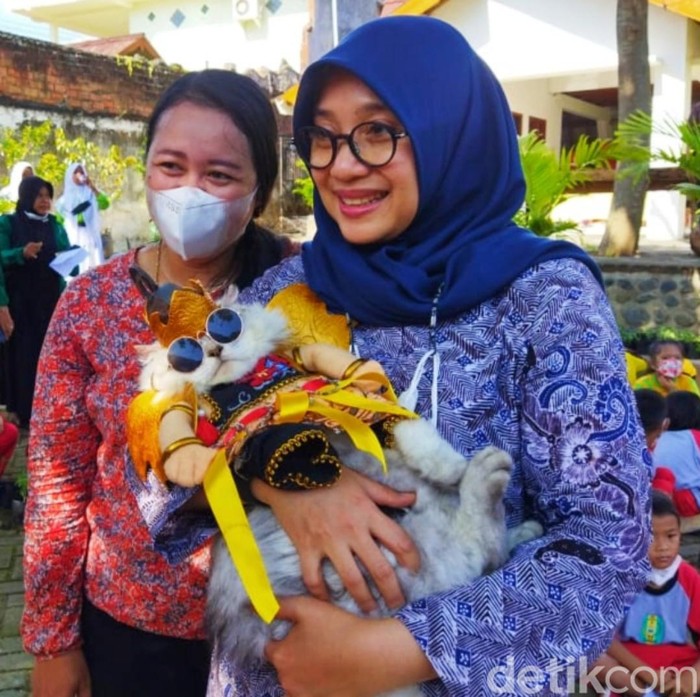 Aksi Menggemaskan Puluhan Kucing Ikut Fashion Show Aksi Menggemaskan Puluhan Kucing Ikut Fashion Show