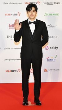 8 Gaya Kim Seon Ho dan Artis Korea yang Hadir di AAA 2022 Jepang