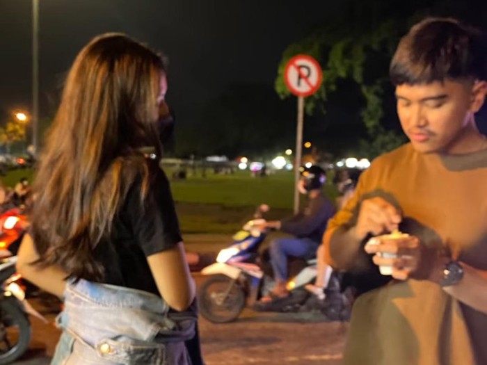 Momen Kaesang dan Erina Asyik Jajan di Pinggir Jalan Yogya
