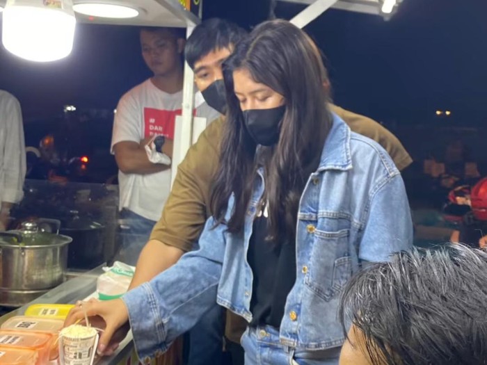 Momen Kaesang dan Erina Asyik Jajan di Pinggir Jalan Yogya