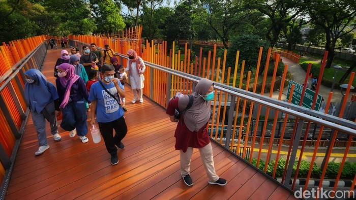 Meski Tertutup Pagar Seng, Tebet Eco Park Tetap Ramai