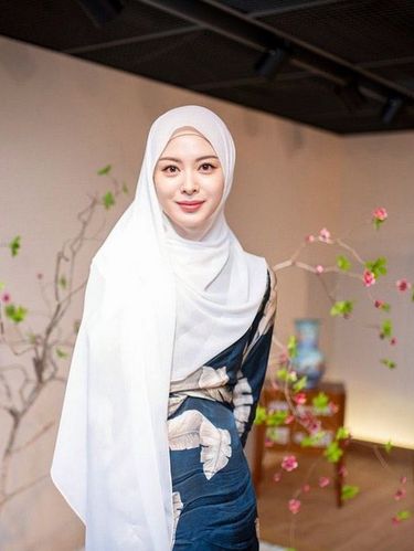 7 Ide Padu Padan Hijab Warna Putih ala Ayana Moon, Bisa Kamu tiru