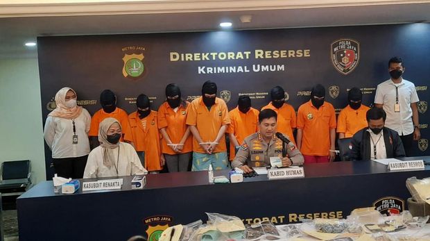 Penampakan 8 Tersangka Penganiayaan Sadis ART di Apartemen Jaksel Penampakan 8 Tersangka Penganiayaan Sadis ART di Apartemen Jaksel