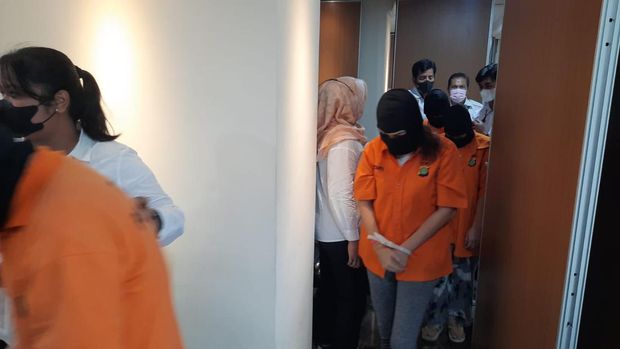 Penampakan 8 Tersangka Penganiayaan Sadis ART di Apartemen Jaksel Penampakan 8 Tersangka Penganiayaan Sadis ART di Apartemen Jaksel