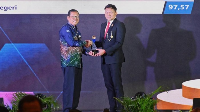 Kemenhub Kembali Raih Predikat Informatif dari Komisi Informasi Pusat Kemenhub Kembali Raih Predikat Informatif dari Komisi Informasi Pusat