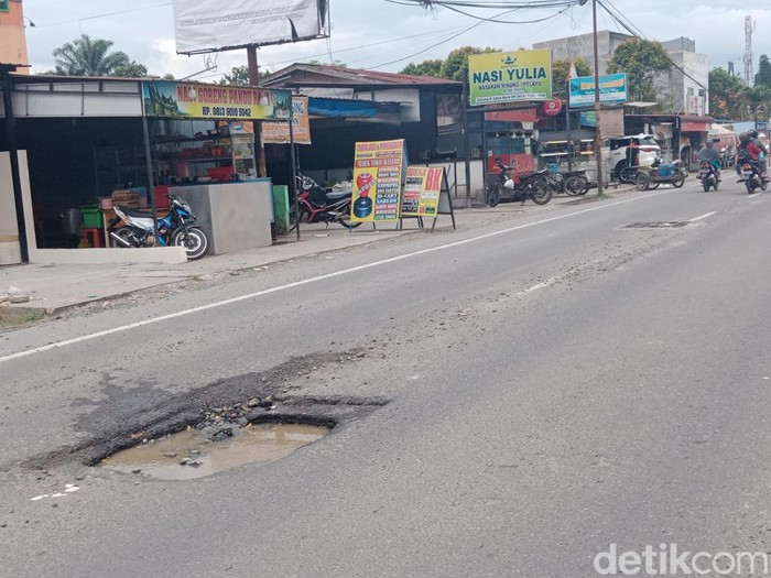 Awas! Ada Lubang Besar Menganga di Jalan Karya Wisata Medan Awas! Ada Lubang Besar Menganga di Jalan Karya Wisata Medan