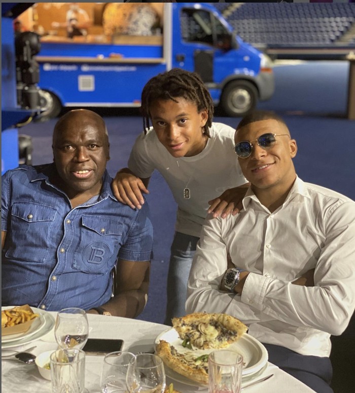 Prancis Masuk Final, Ini Mbappe Saat Pose dengan Kue hingga Makan di Resto