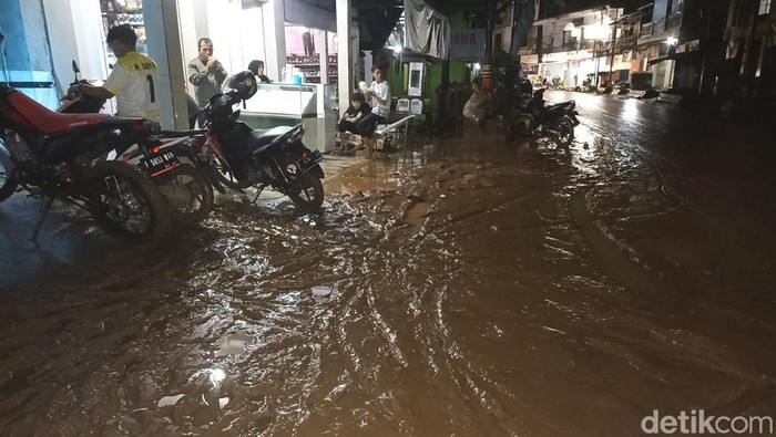Kesaksian Warga soal Detik-detik Banjir Bandang Terjang Cianjur Kesaksian Warga soal Detik-detik Banjir Bandang Terjang Cianjur