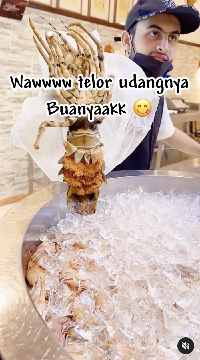 Lucunya Momen Via Vallen Bikin Sambal Dadakan Saat Umrah