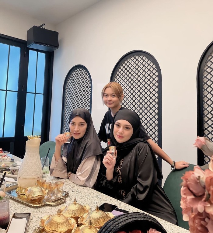 10 Keseruan Yensen Indiani Teman Dekat Marshel Widianto Saat Kulineran