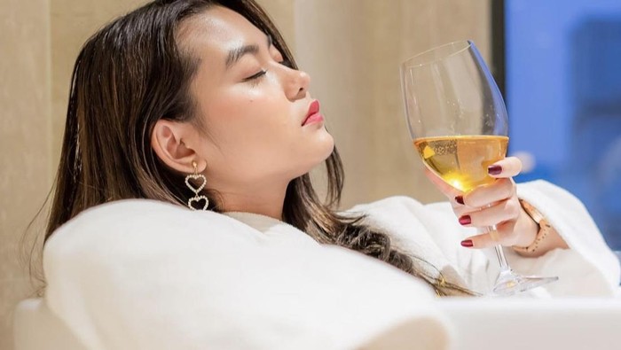 5 Potret Kecantikan Yansen Indiani Pacar Baru Marshel Widianto