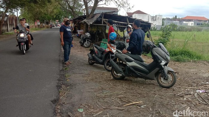 Gerombolan Pemuda Rampas Tas Pemotor di Mojokerto Gerombolan Pemuda Rampas Tas Pemotor di Mojokerto